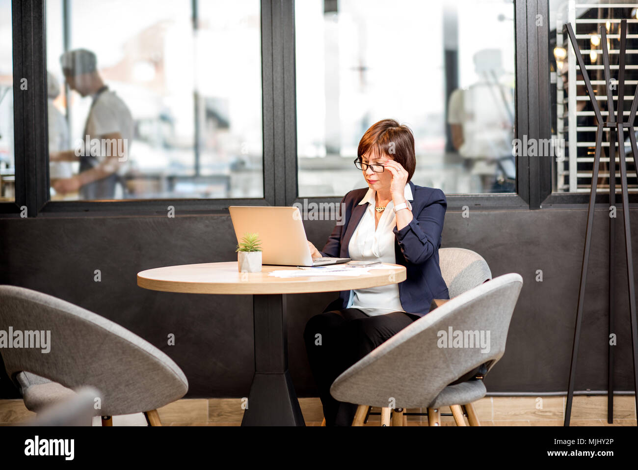 Business woman working in the cafe Stock Photo - Alamy