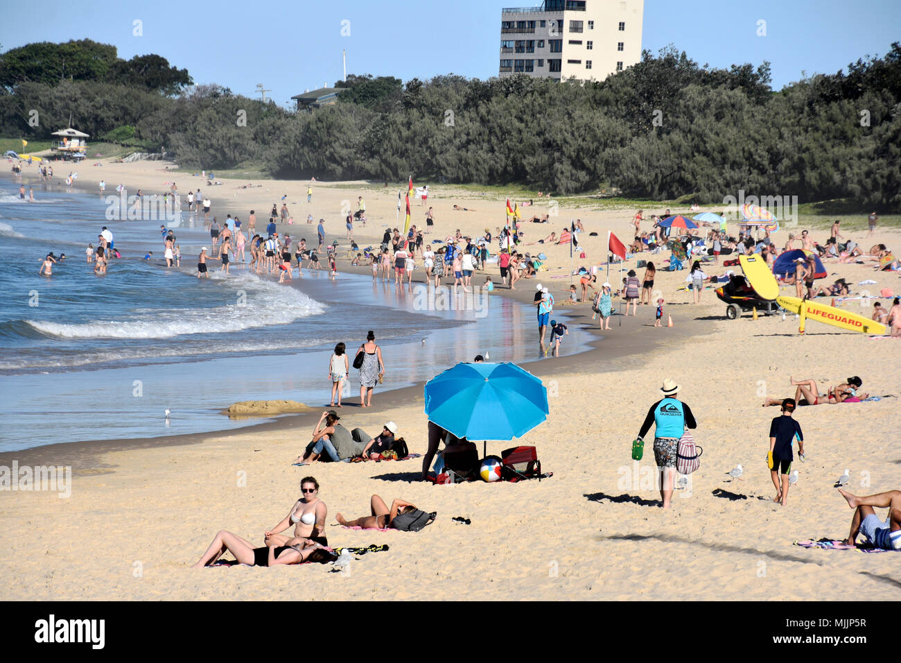 CROWDS OF PEOPLE ENJOYING BEAUTIFUL MOOLOOLABA BEACH IN QUEENSLAND ...