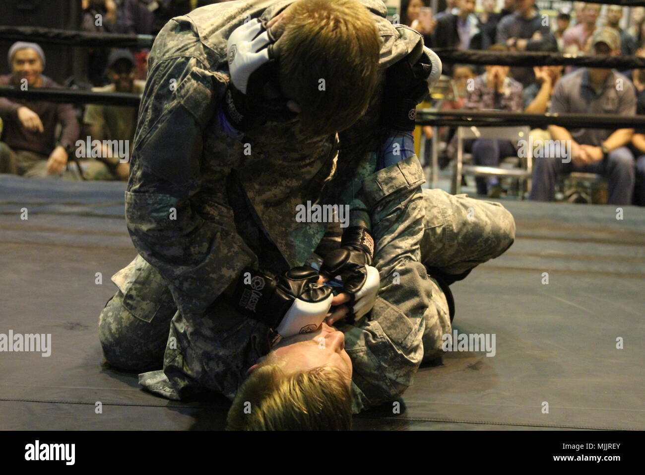 Soldiers spar hi-res stock photography and images - Alamy