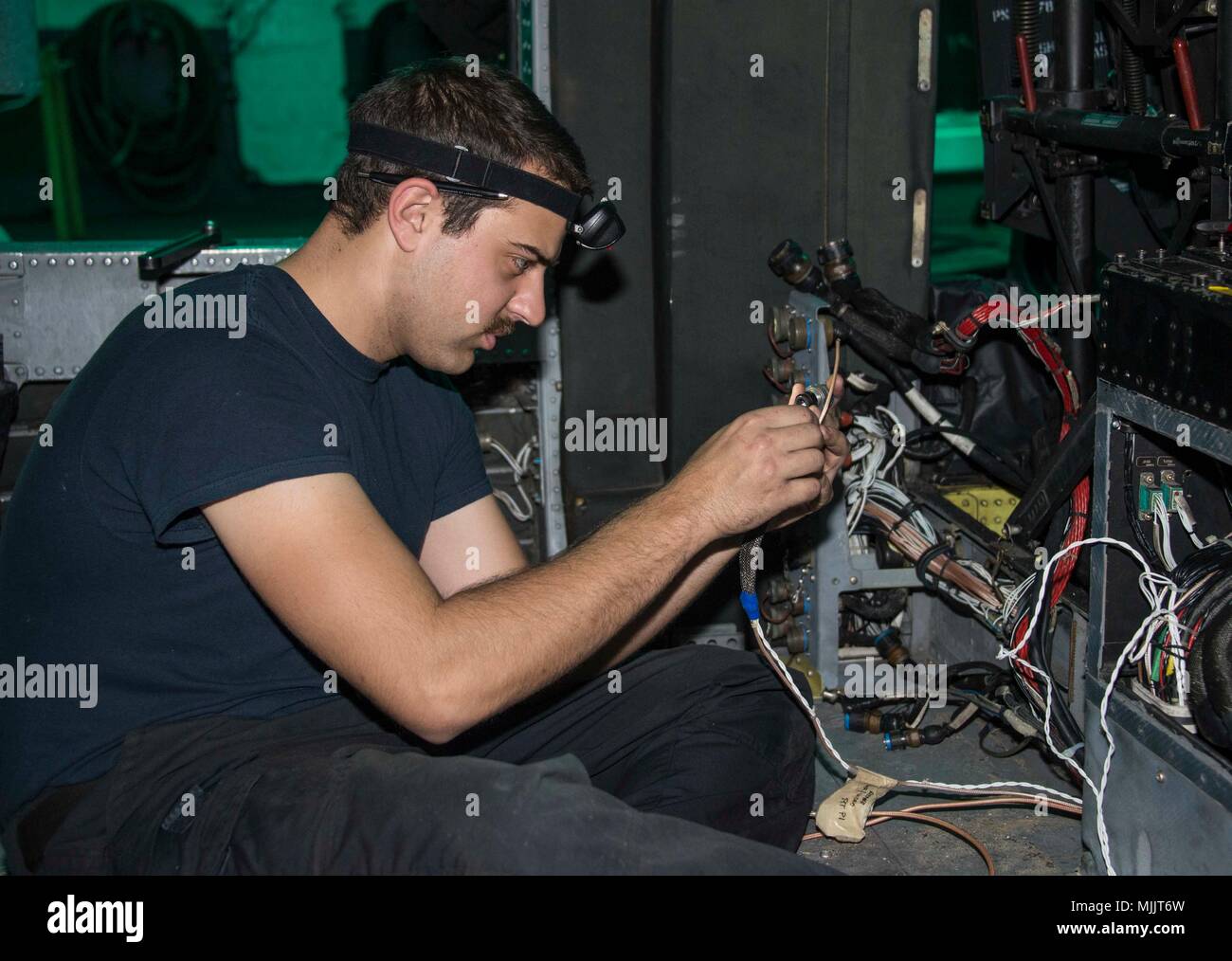 171201-N-OA516-0053 ATLANTIC OCEAN (Dec. 1, 2017) Aviation Electronics ...