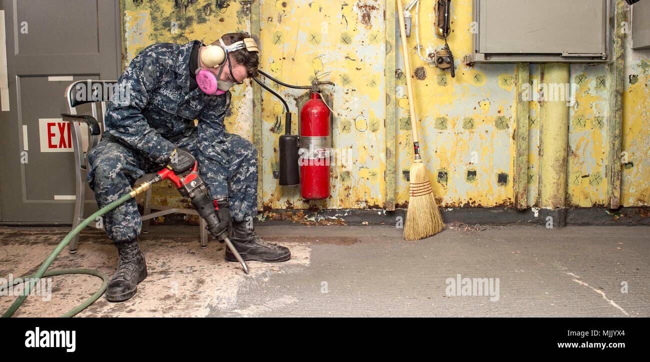 171204-N-QN175-090 PORTSMOUTH, Va. (Dec. 4, 2017) Air Traffic ...