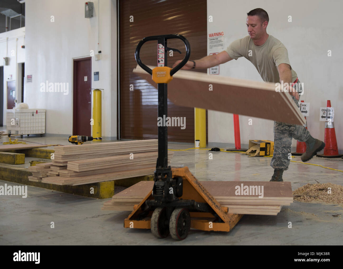 Expanding rigger hi-res stock photography and images - Alamy