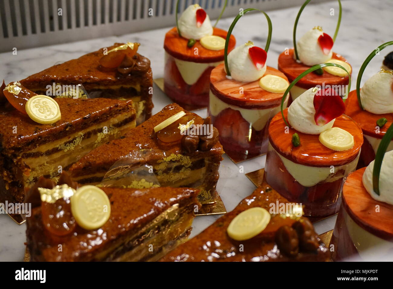 Harrods cafe hi-res stock photography and images - Alamy