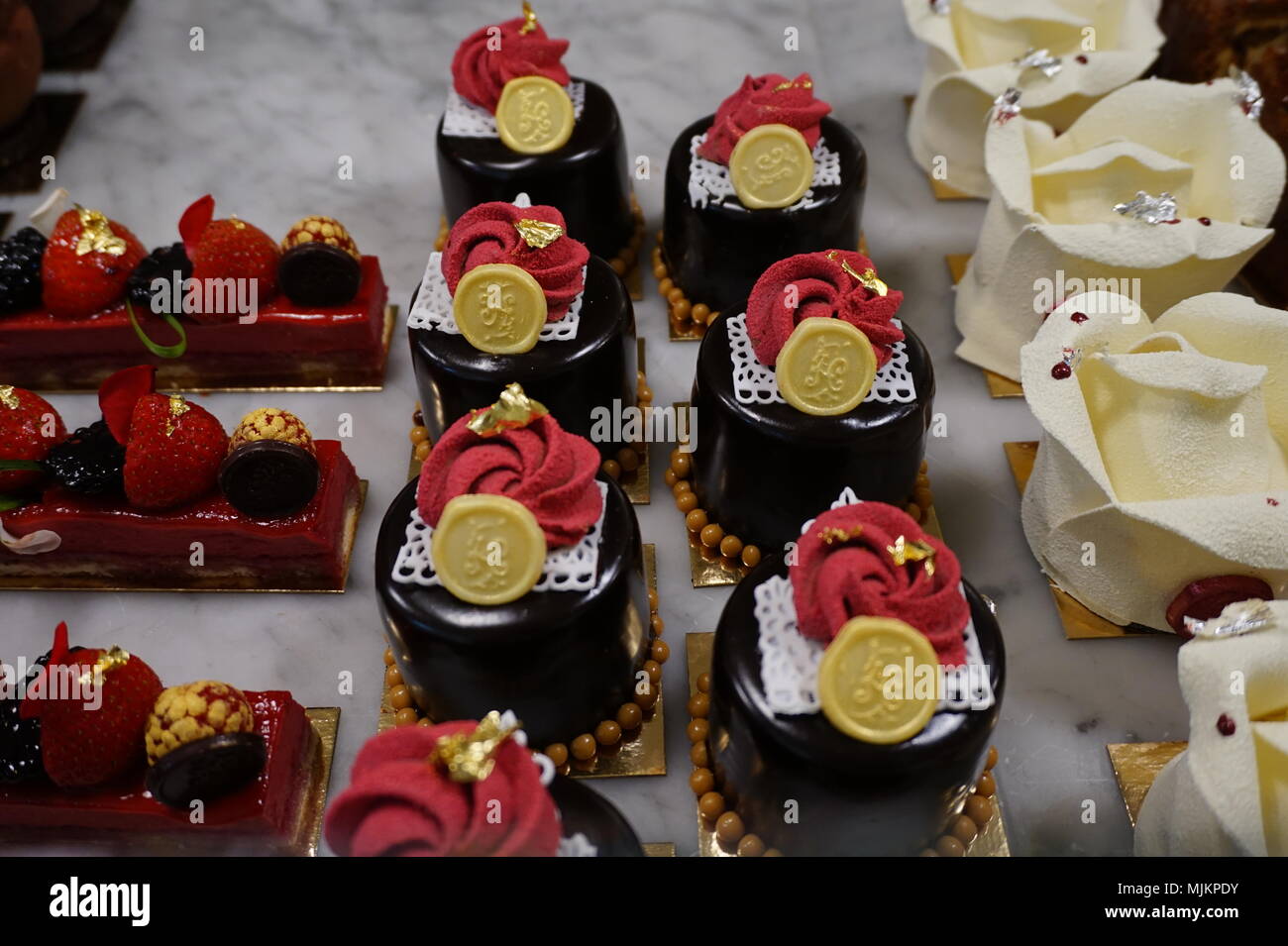 Harrods café hi-res stock photography and images - Alamy