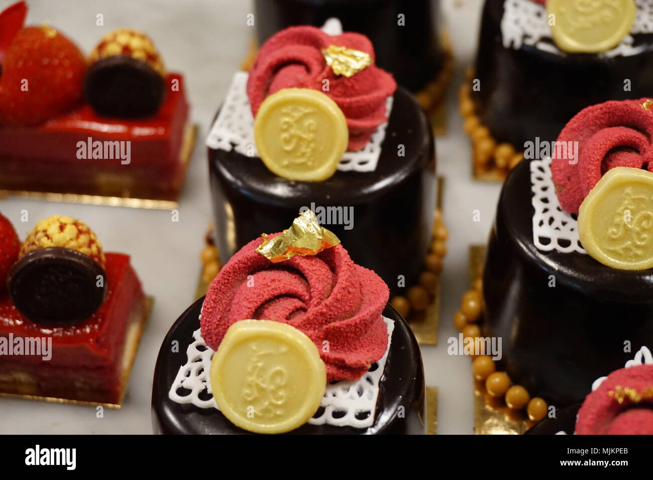 Harrods cafe hi-res stock photography and images - Alamy