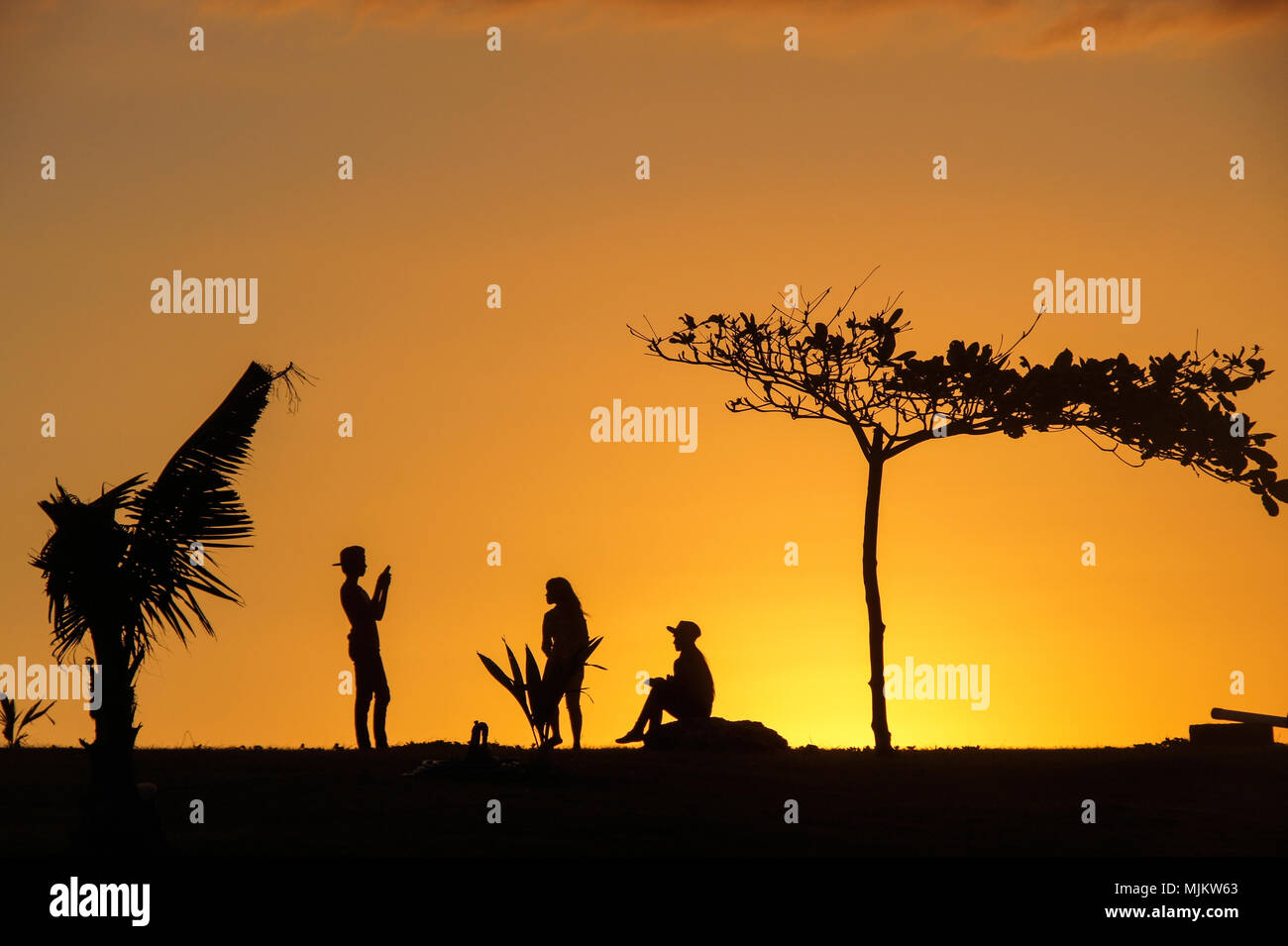 Sunset with people hi-res stock photography and images - Alamy