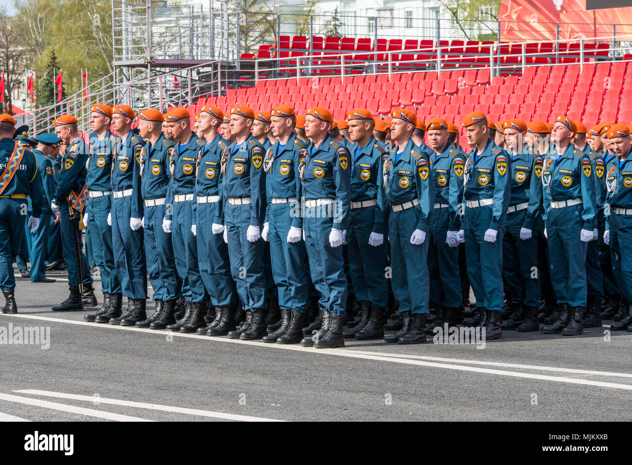 Gun military soldier standing troops uniform hi-res stock photography ...