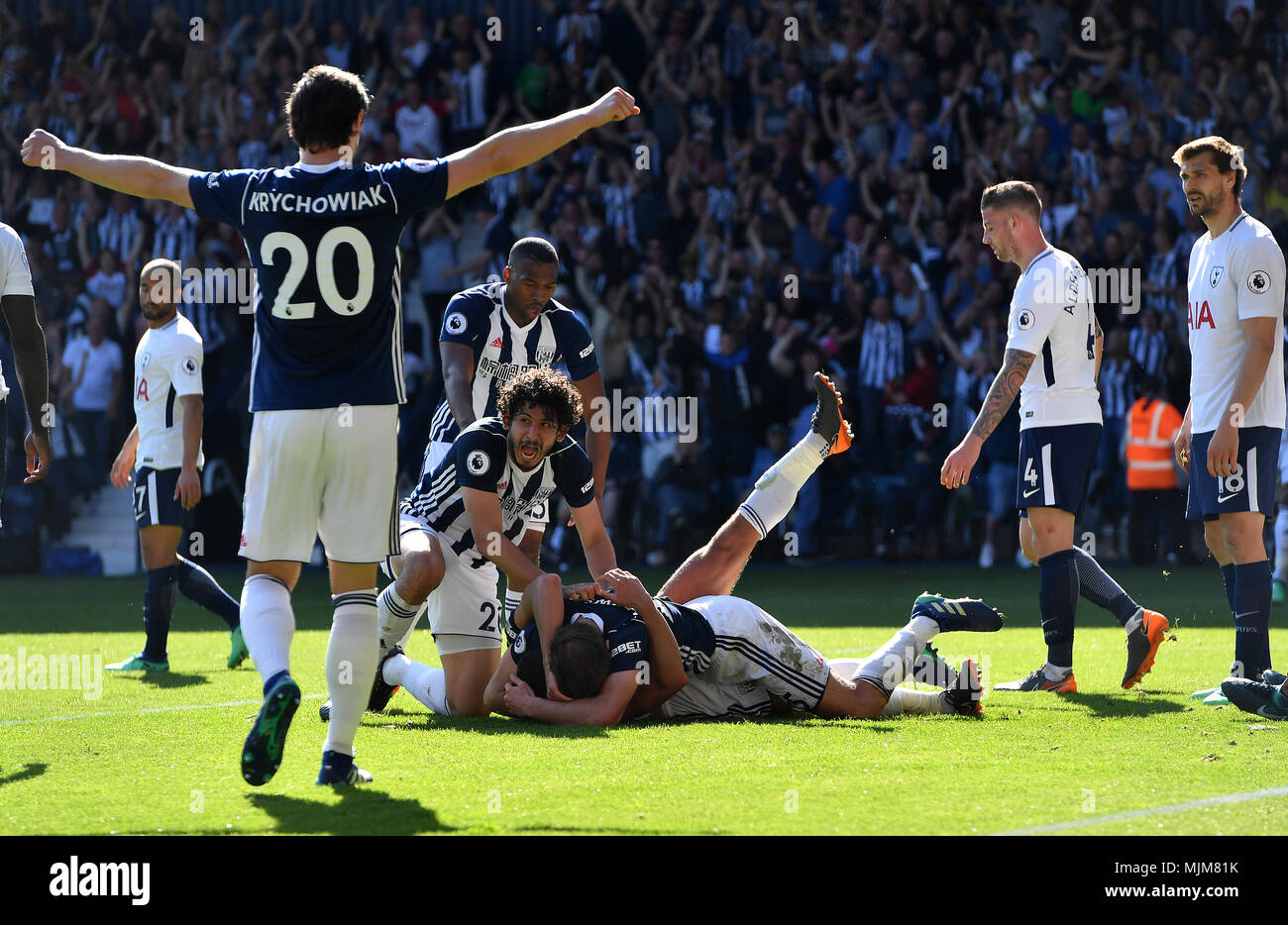West Bromwich Albion's Jake Livermore (centre bottom) celebrates ...