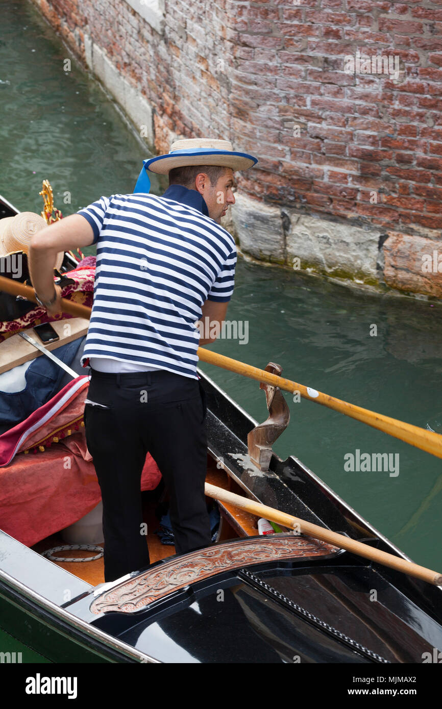 Gondolier steering gondola hi-res stock photography and images - Alamy