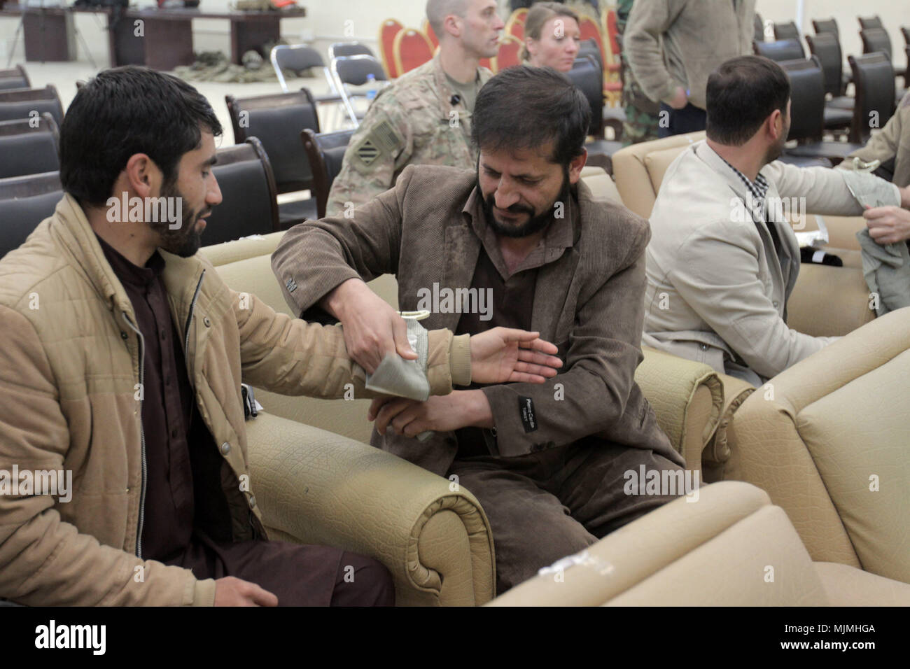 BAGRAM AIRFIELD, Afghanistan - Afghan criminal investigators practice ...