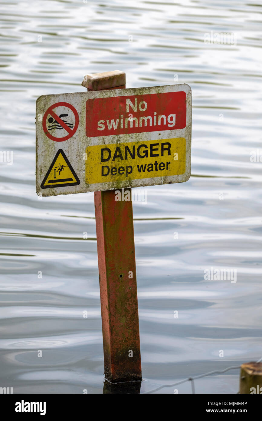 Danger deep water no swimming sign hi-res stock photography and images ...