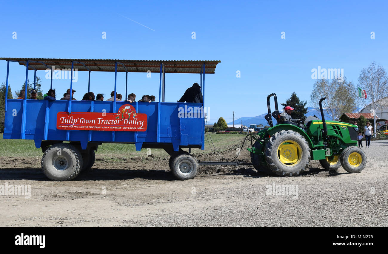 Tractor trolley hi-res stock photography and images - Alamy