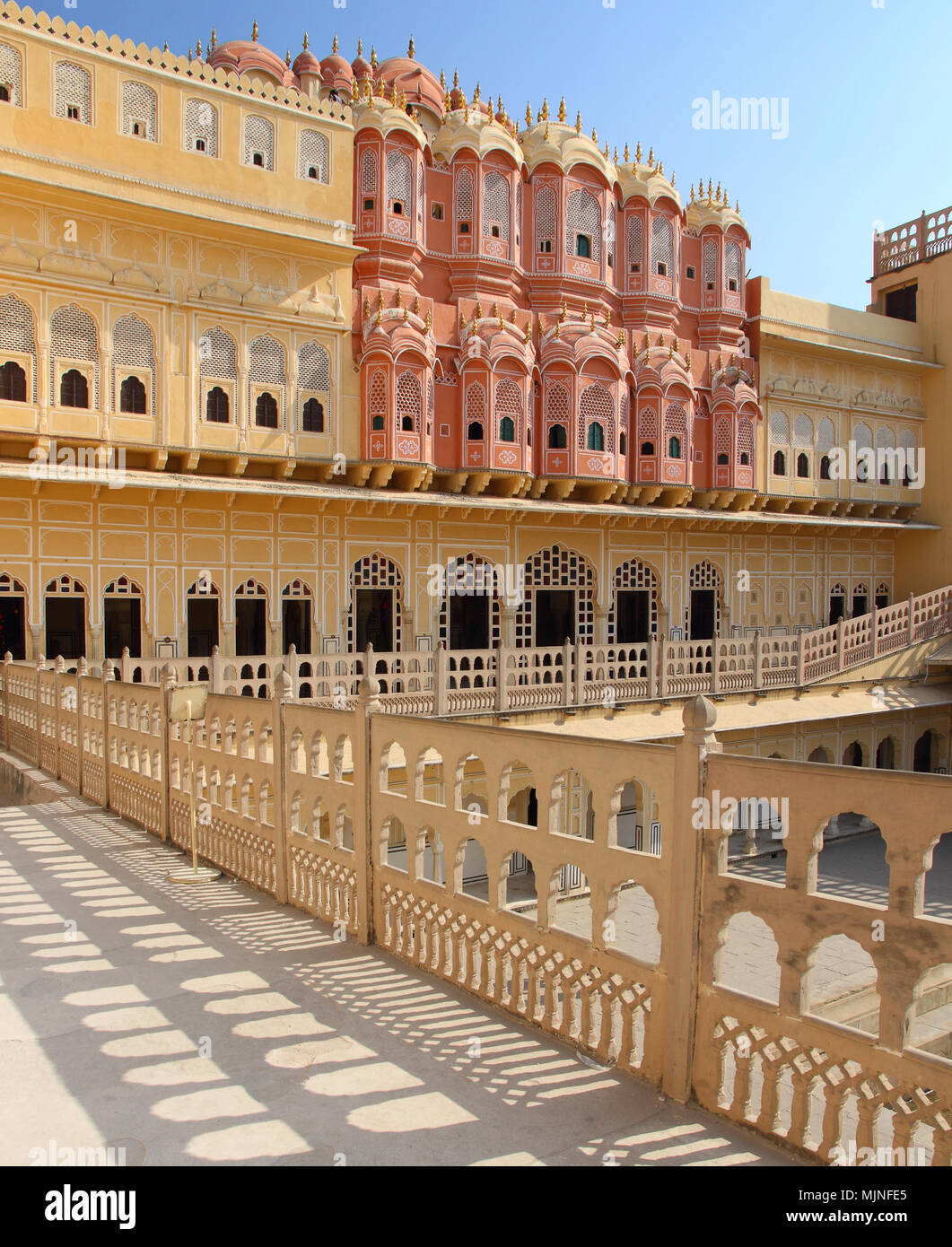 Hawa Mahal wind palace in Jaipur, Rajasthan Stock Photo - Alamy
