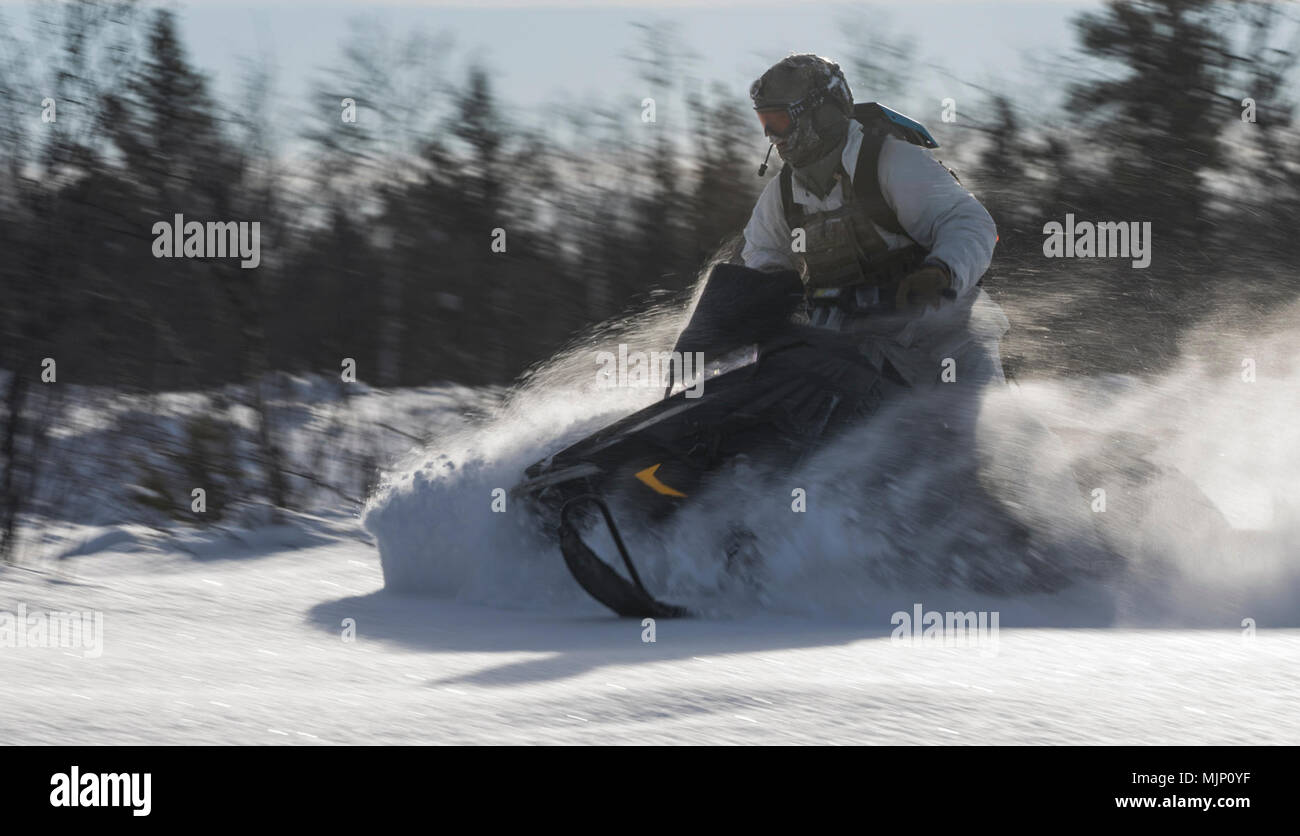A U.S. Army Special Forces Soldiers assigned to the 10th Special Forces ...