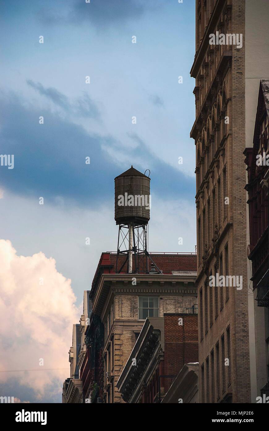 Urban roof top water tank hi-res stock photography and images - Alamy