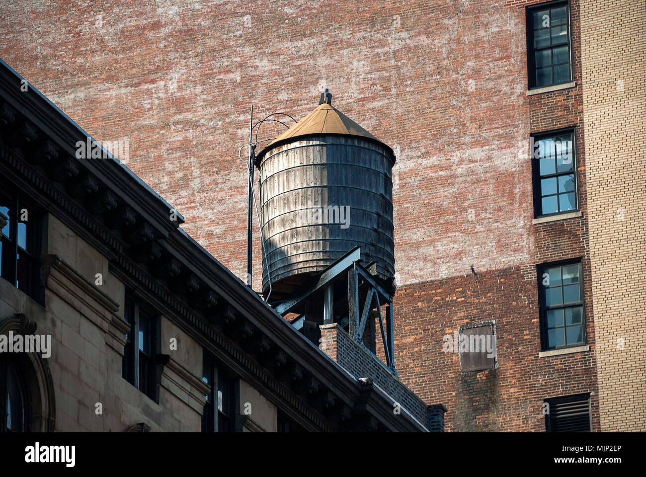 Urban roof top water tank hi-res stock photography and images - Alamy