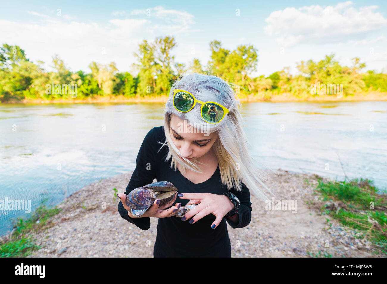 River shells hi-res stock photography and images - Alamy
