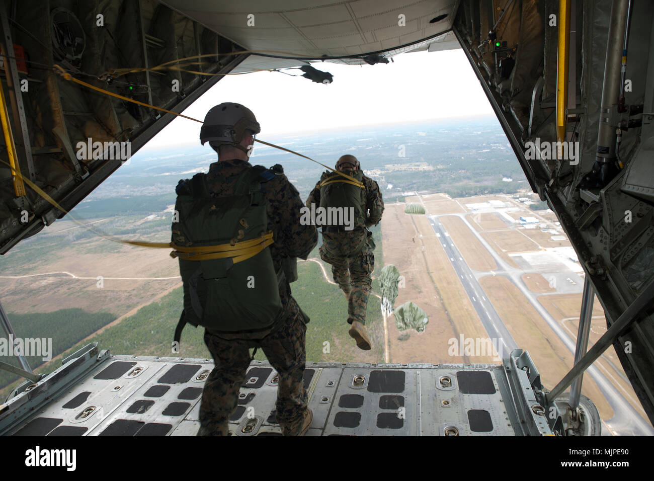 Marines with 3rd Force Reconnaissance Company, 4th Marine Division ...