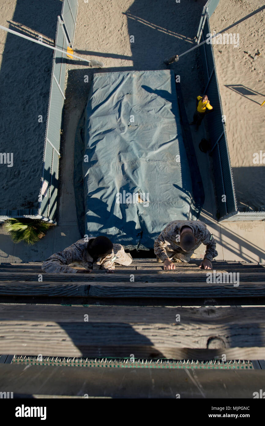 U.S. Marine Corps recruits with Company H, 2nd Recruit Training ...