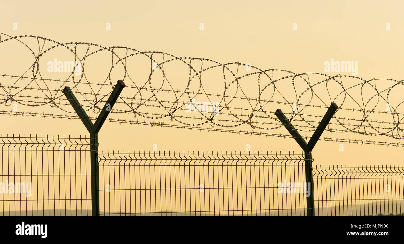Wall barbed wire sunset hi-res stock photography and images - Alamy