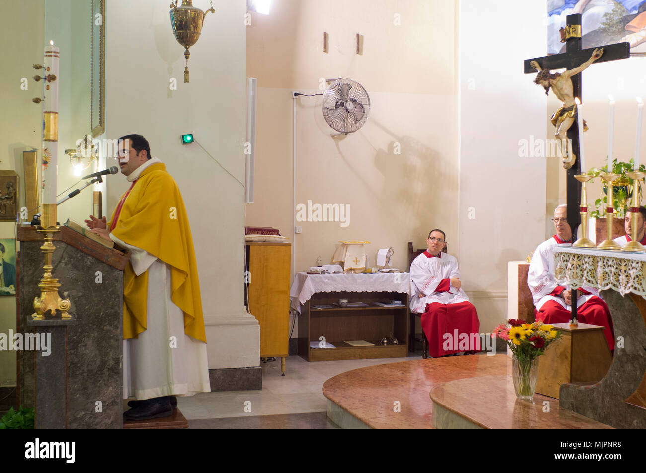 Priest celebrating catholic mass hi-res stock photography and images ...
