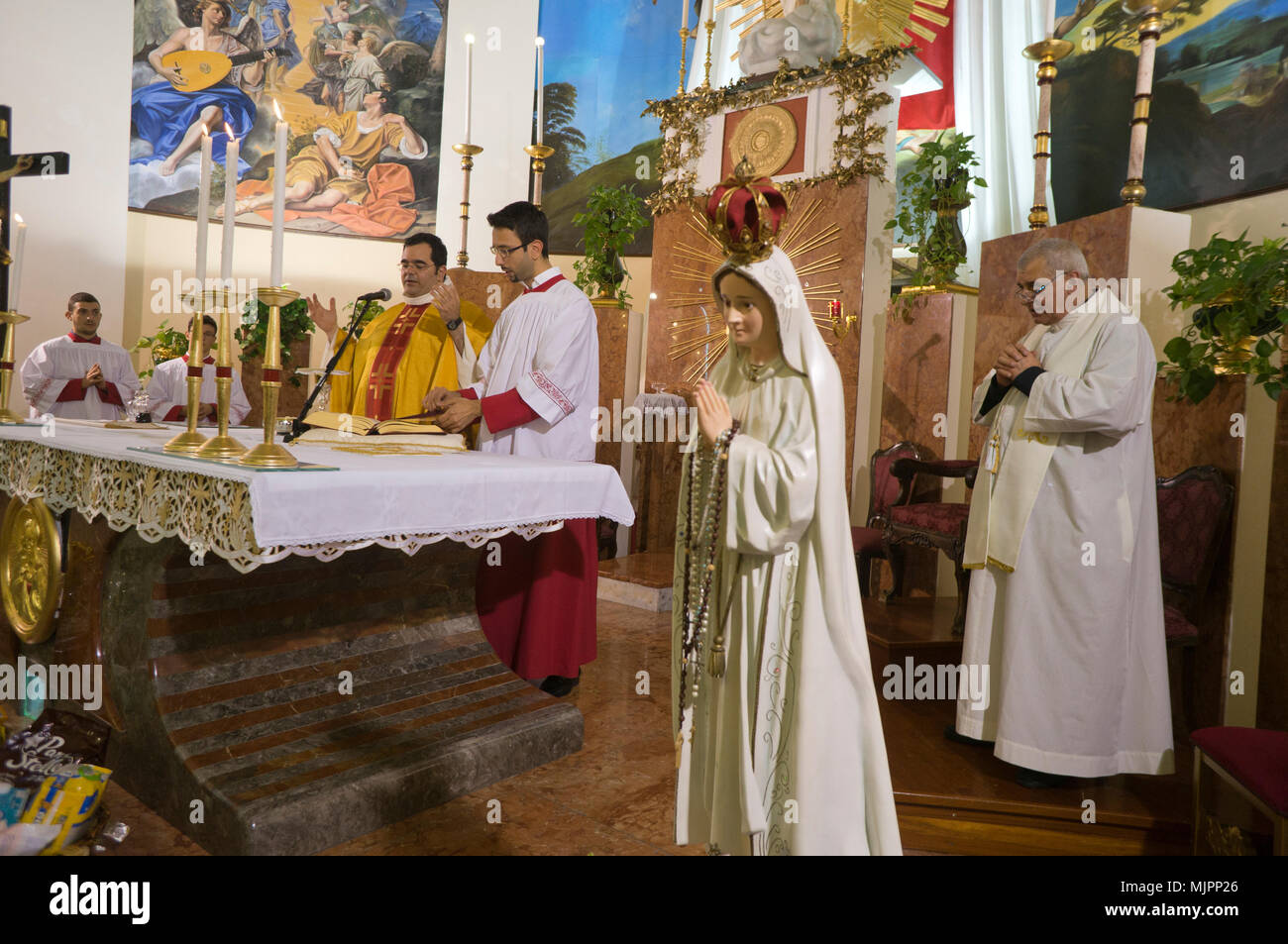 Priest celebrating catholic mass hi-res stock photography and images ...