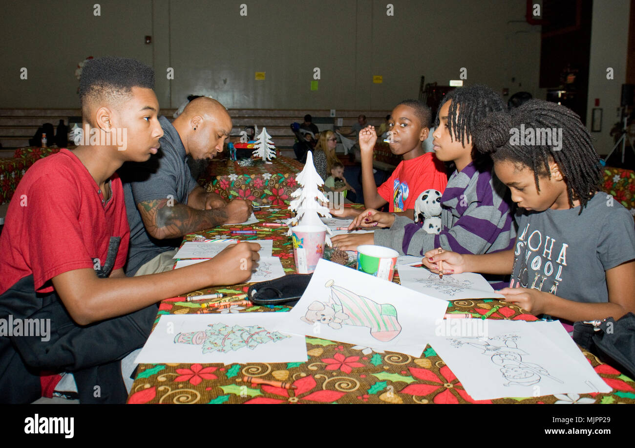 ALIAMANU MILITARY RESERVATION — Military spouse Byron Brown (second ...