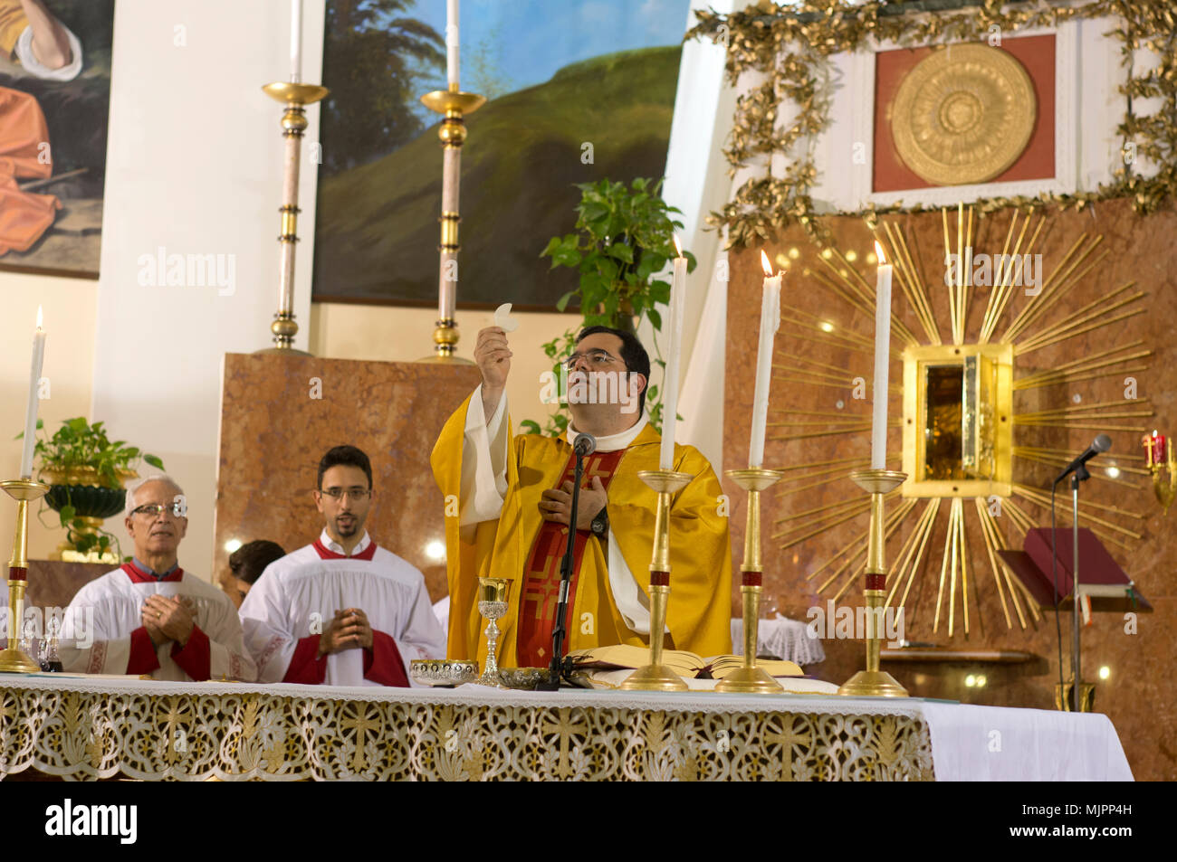 Catholic priest celebrating mass altar hi-res stock photography and ...