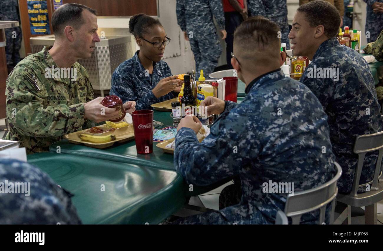 171219-N-OY799-049 YOKOSUKA, Japan (Dec. 19, 2017) Chief of Naval ...