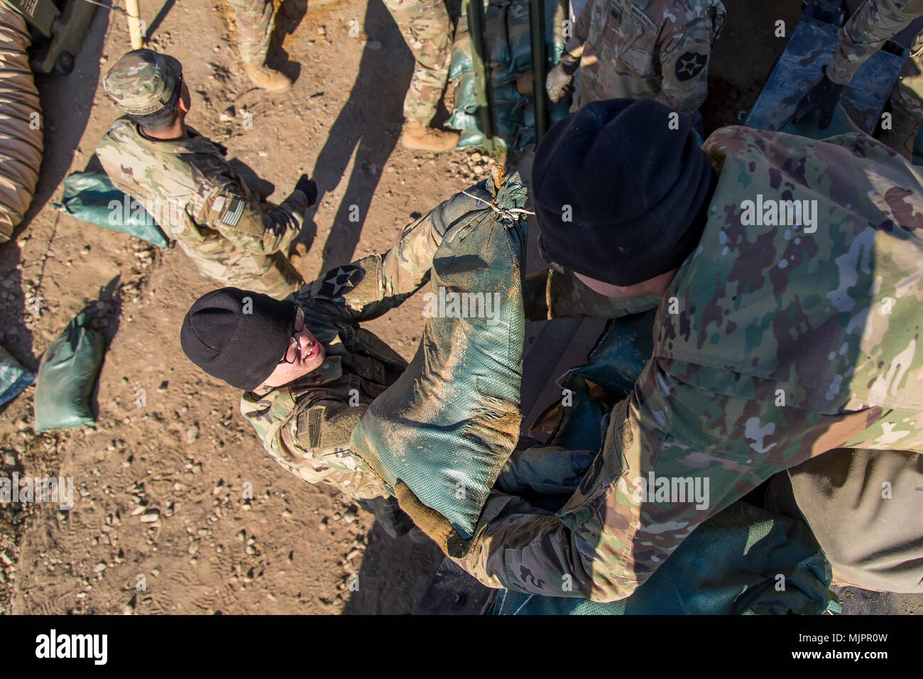 U.S. Army Soldiers with B Battery, 1st Battalion, 38th Field Artillery ...