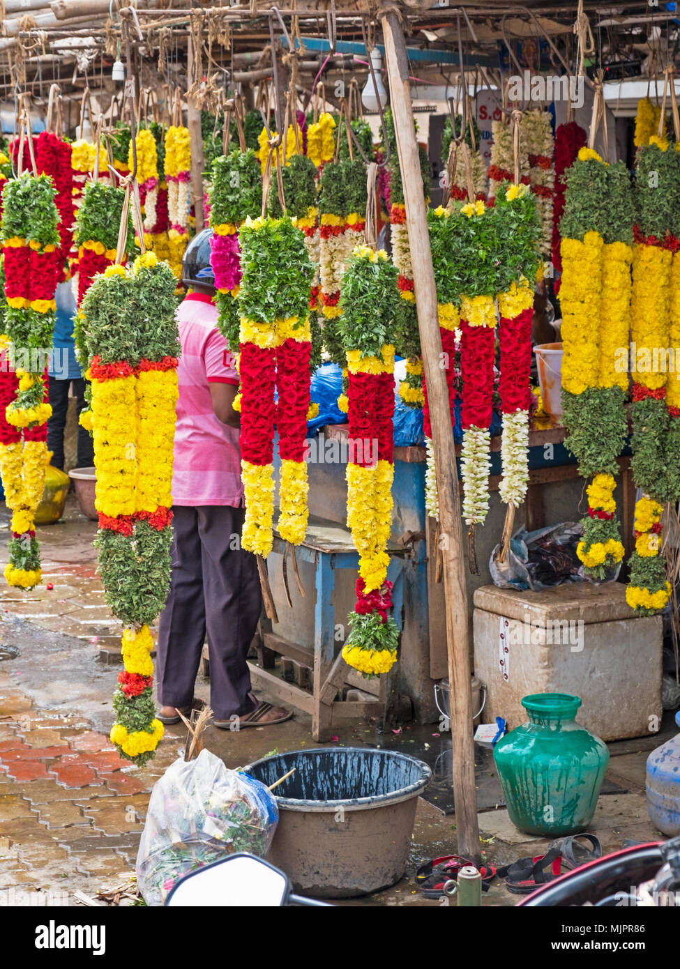 Indian garland stall hi-res stock photography and images - Alamy