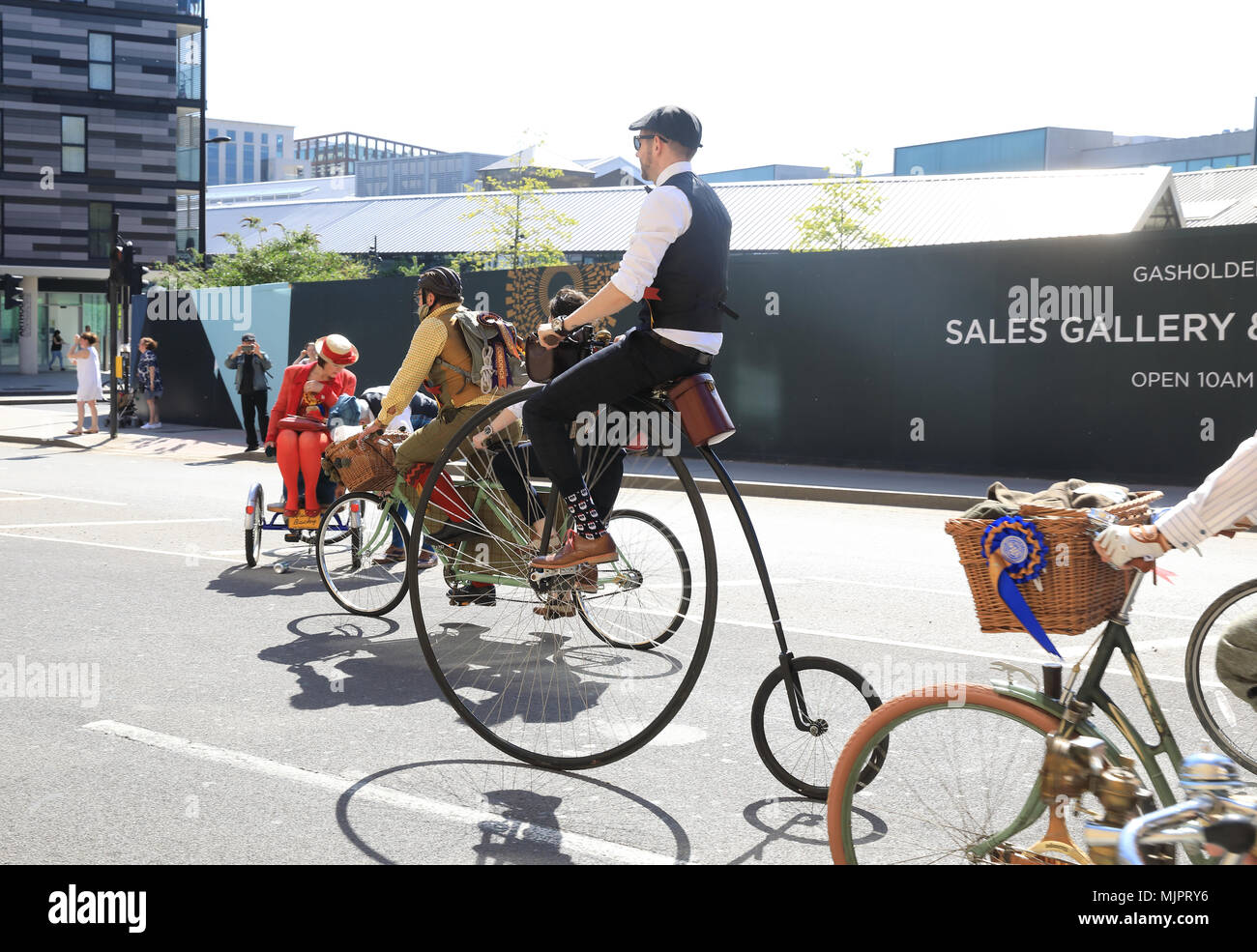 Bicycle run in tweeds hi-res stock photography and images - Alamy