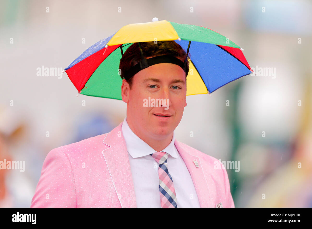Churchill Downs, Louisville, Kentucky, USA. 5th May, 2018. A derby fan ...