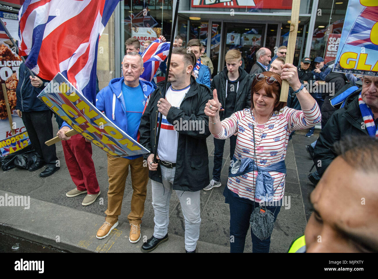 Glasgow, Glasgow City, UK. 5th May, 2018. 3 pro-unionist s stand with ...