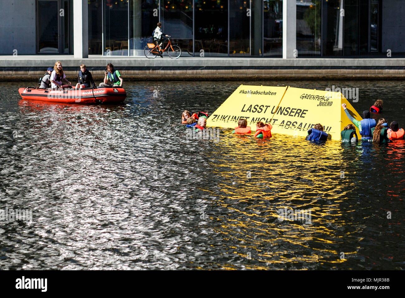 The reichstag building greenpeace protest hi-res stock photography and ...