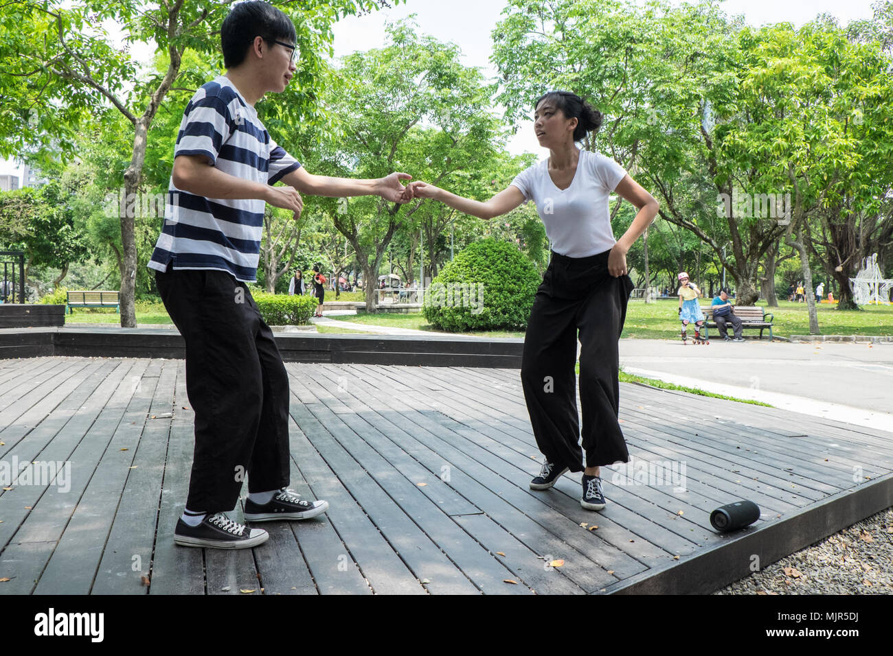 Chinese couple dancing old hi-res stock photography and images - Alamy