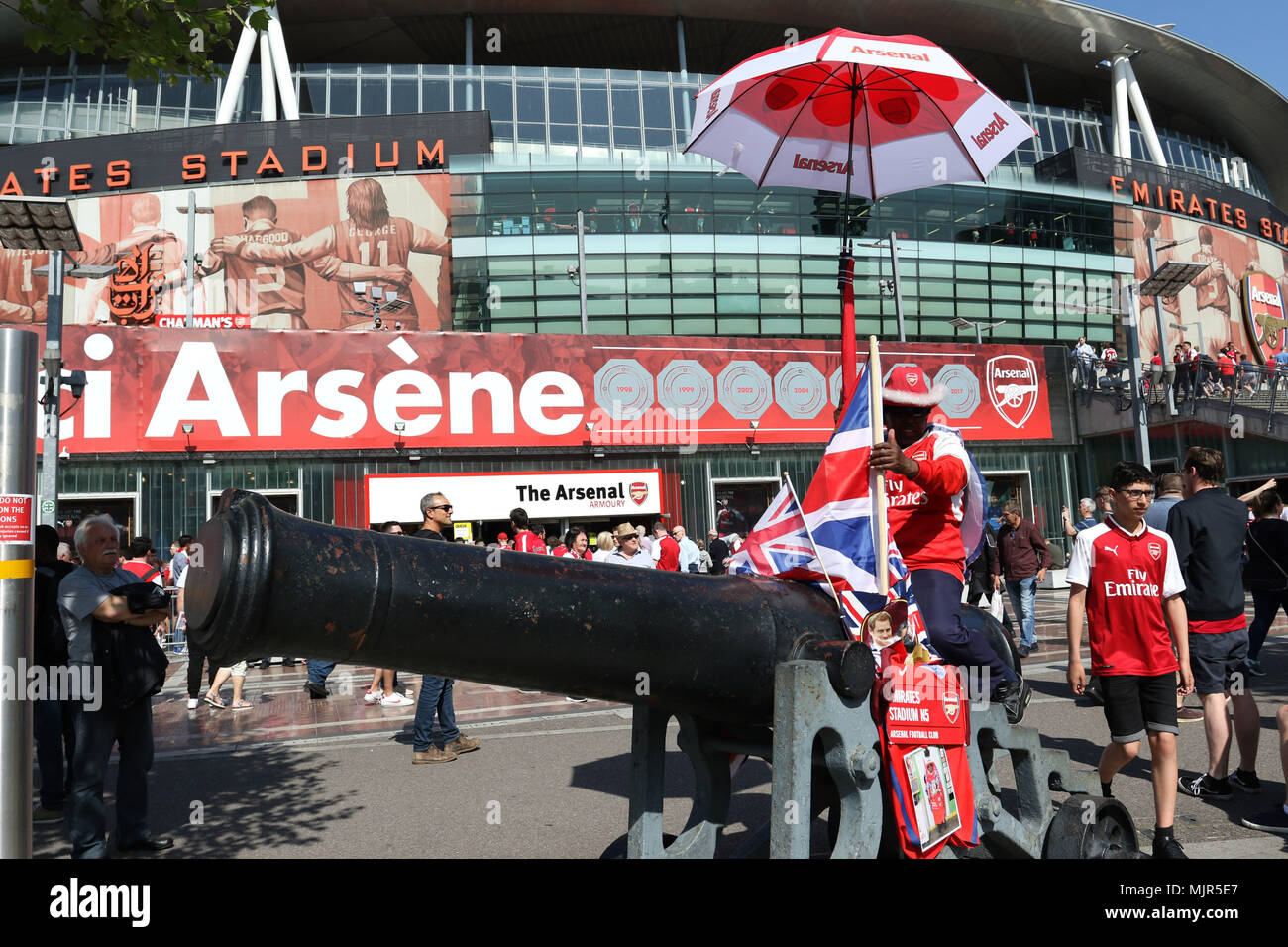 Arsenal stadium cannons hi-res stock photography and images - Alamy