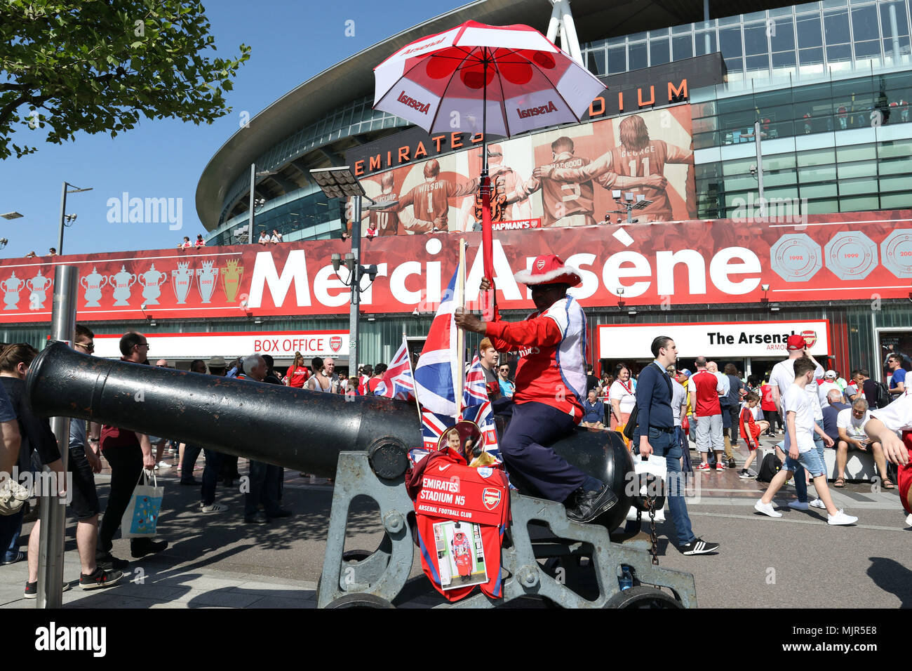 Arsenal stadium cannons hi-res stock photography and images - Alamy