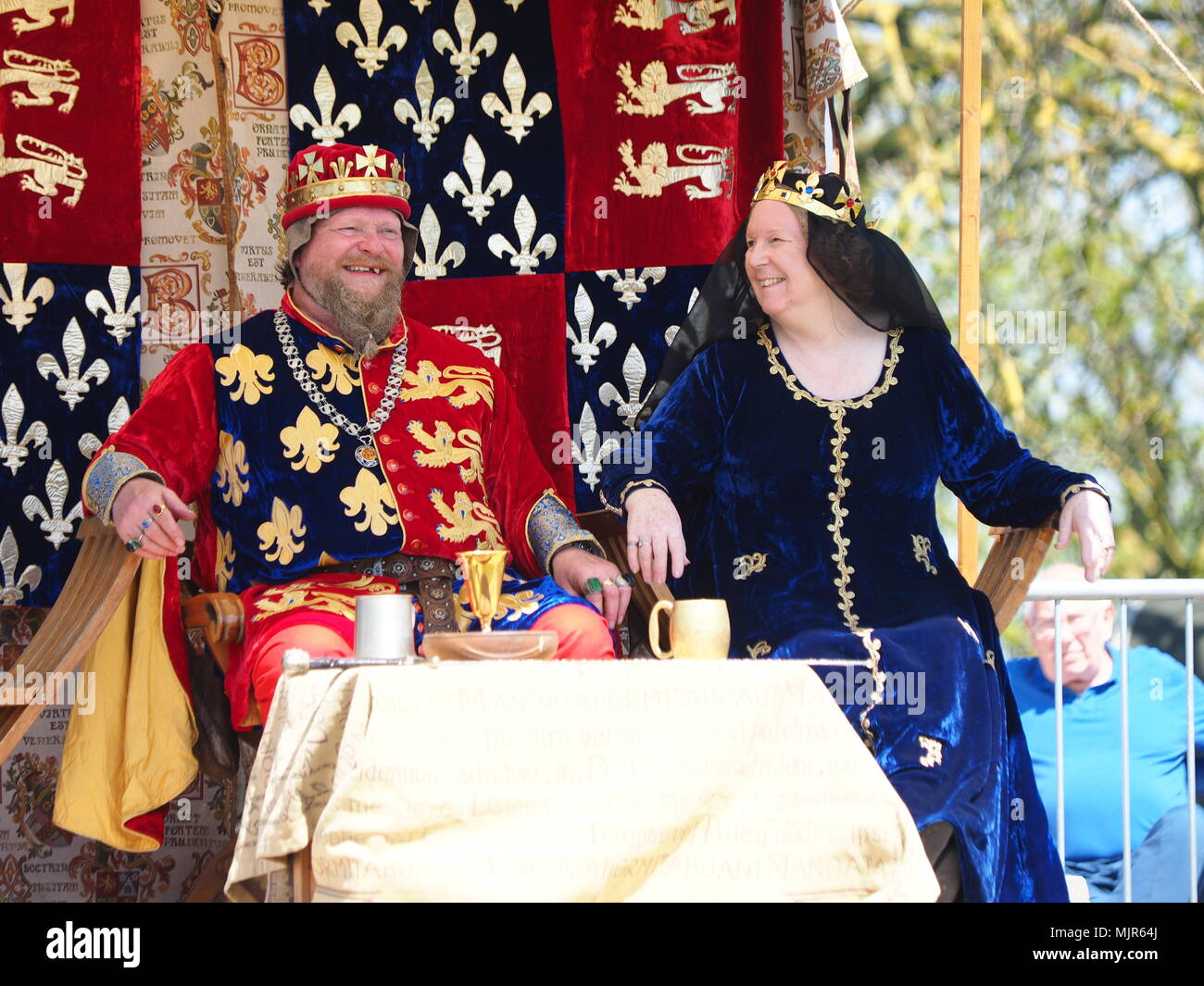 King queen stand medieval hi-res stock photography and images - Alamy