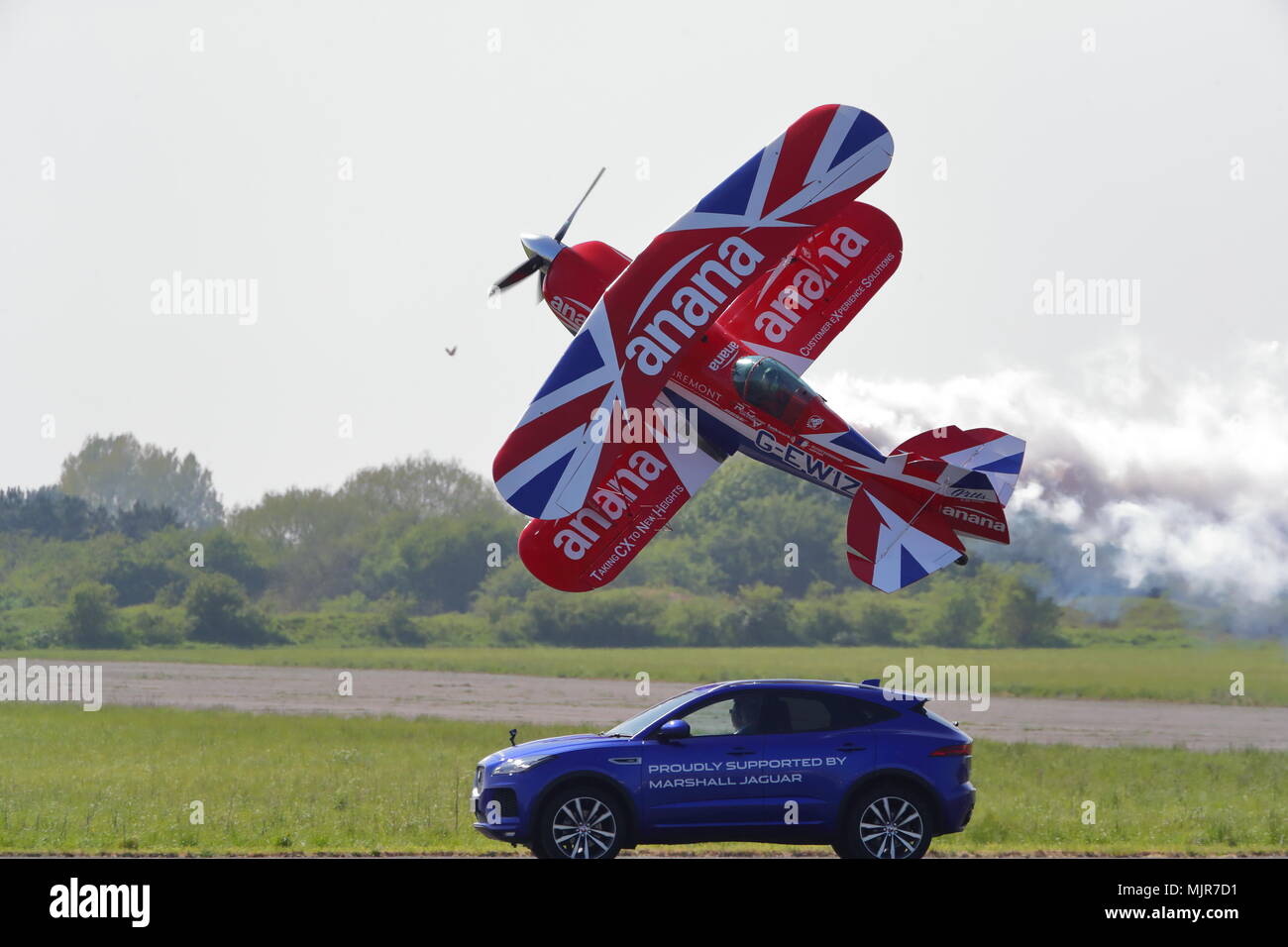 Oxfordshire, UK, 6 May 2018. The daredevil pilot Richard Goodwin flew ...