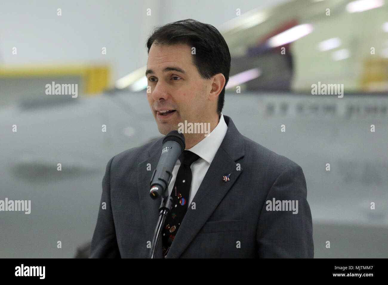 Gov. Scott Walker and senior Wisconsin Air National Guard leaders ...