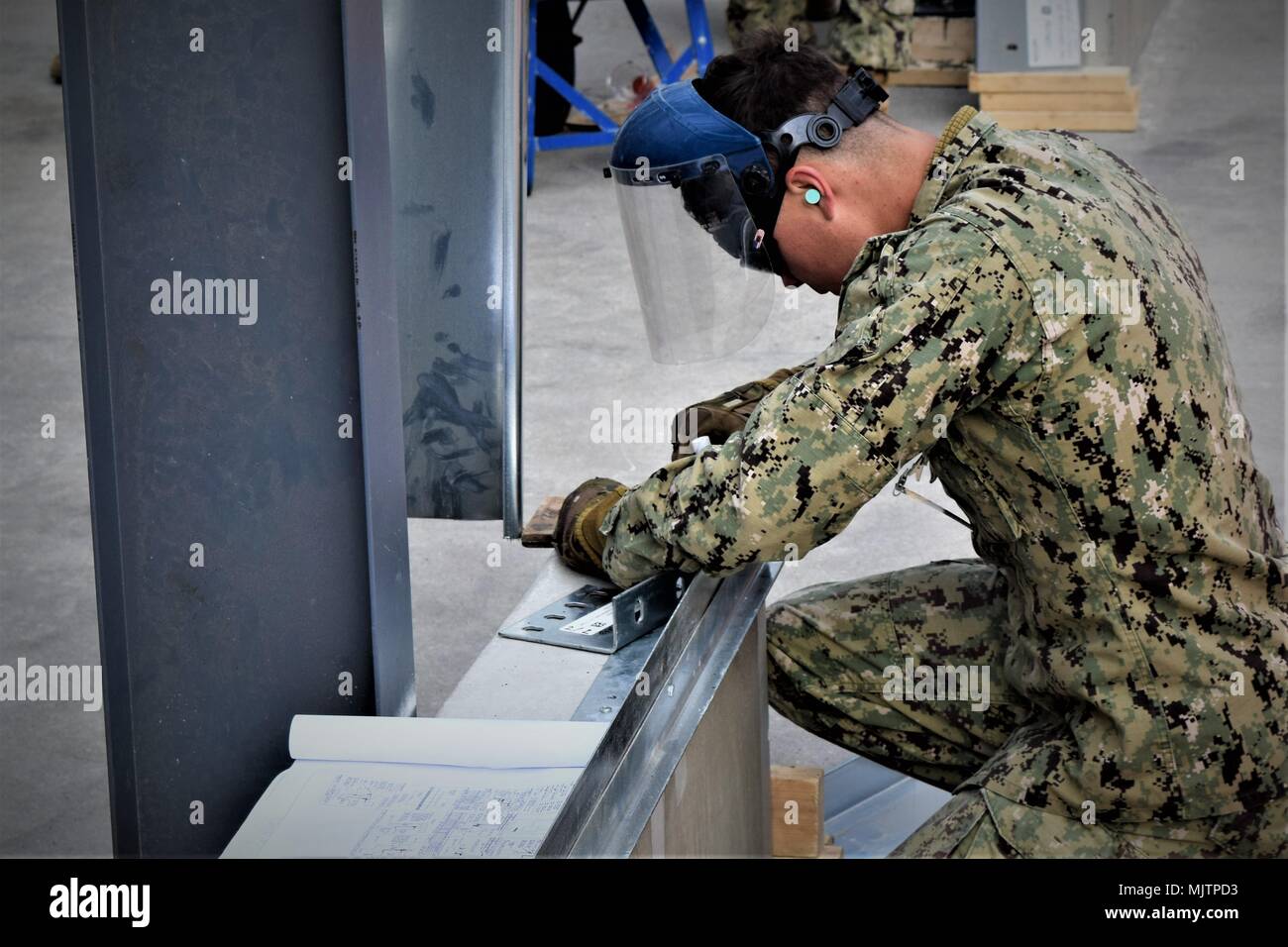 171222-N-N0818-0001 YOKOSUKA, Japan (Dec. 22, 2017) Steelworker 2nd ...