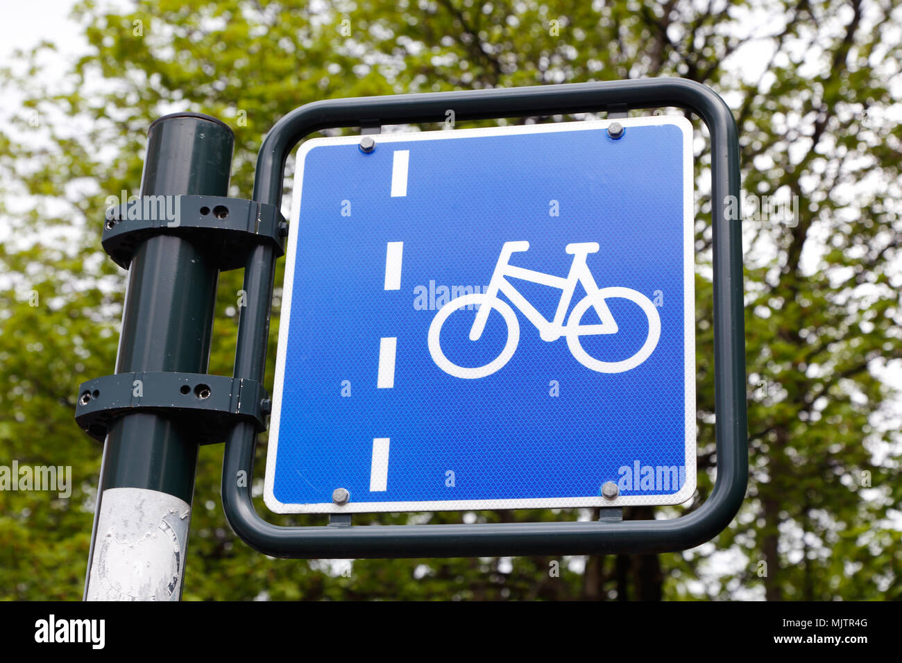 Bicycle lane sign hi-res stock photography and images - Alamy
