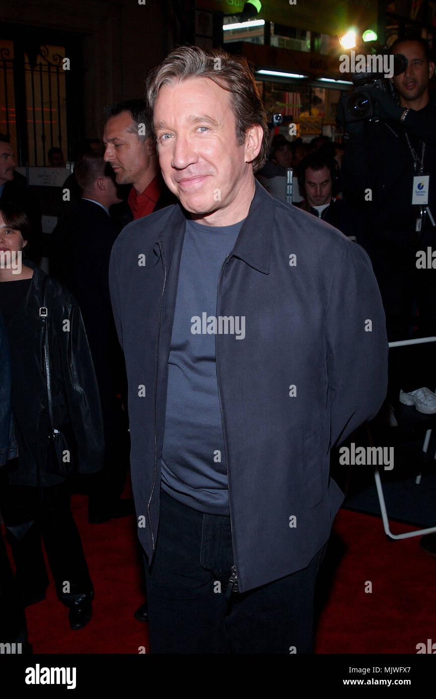 Tim Allen posing at the premiere of Big Trouble at El Captain Theatre ...