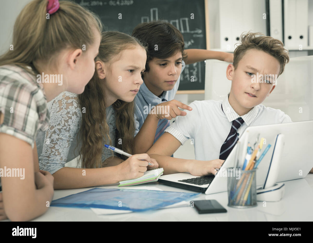 Group teens work together classroom hi-res stock photography and images ...