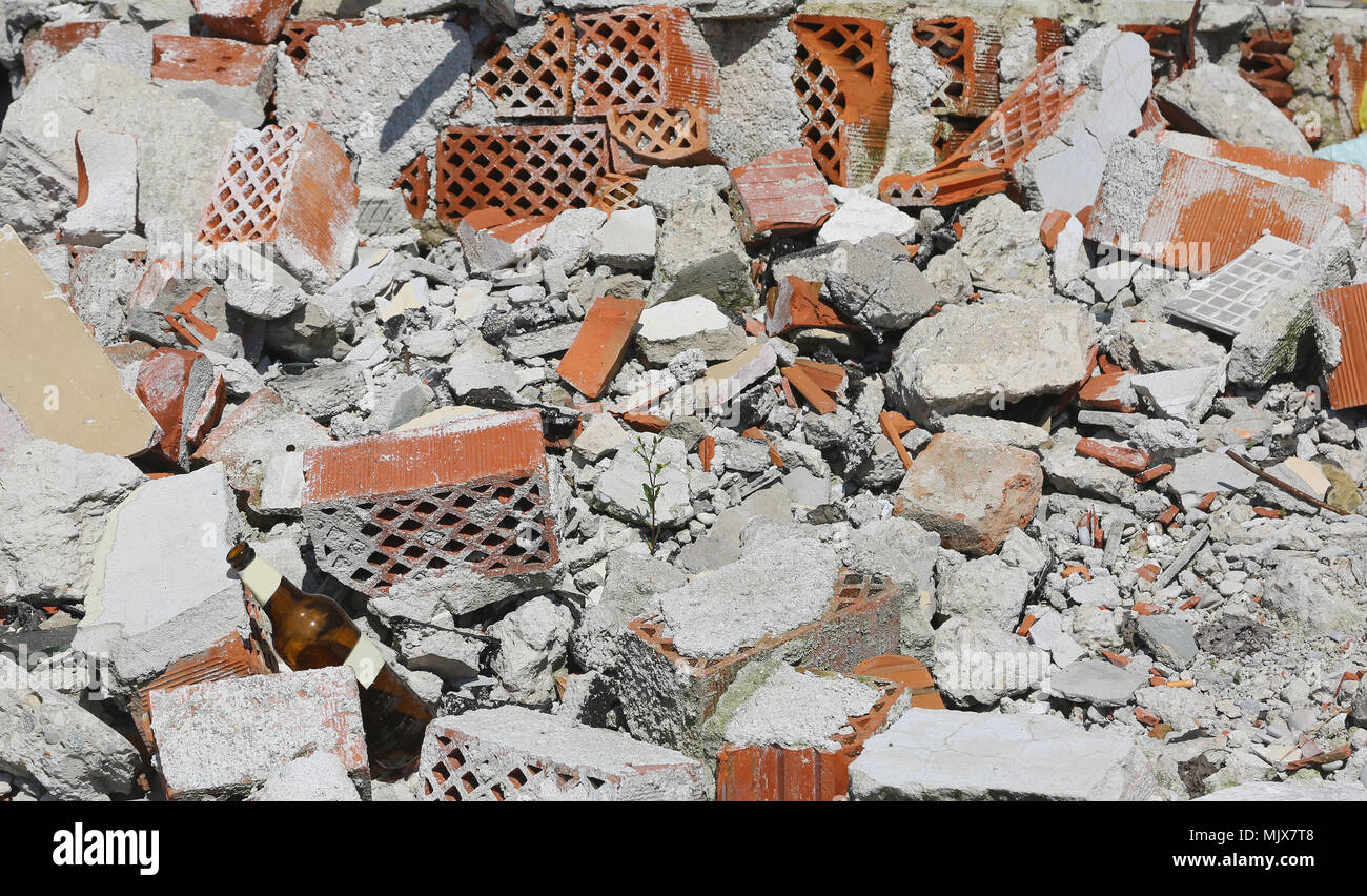 background of many bricks of a damage wall with cement and mortar Stock ...