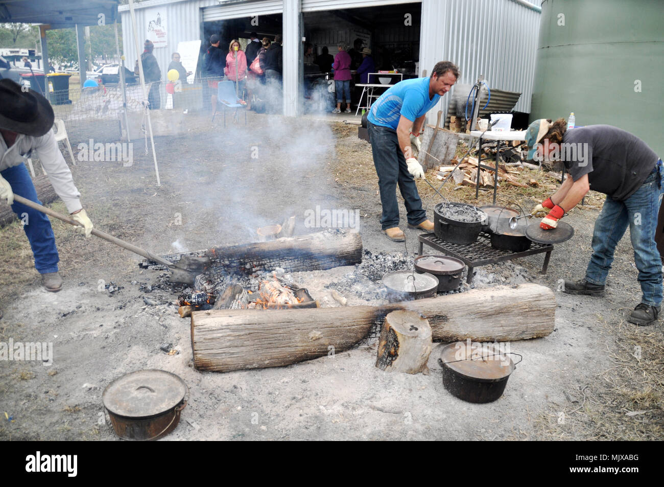 Camp oven cooking hi-res stock photography and images - Alamy