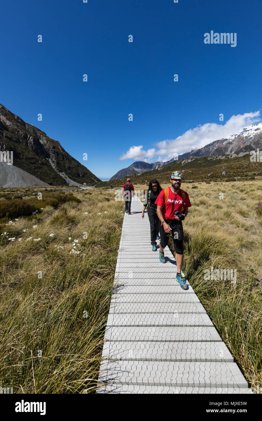 MOUNT COOK, NEW ZEALAND - NOVEMBR 18, 2017: Hikers walking on a ...