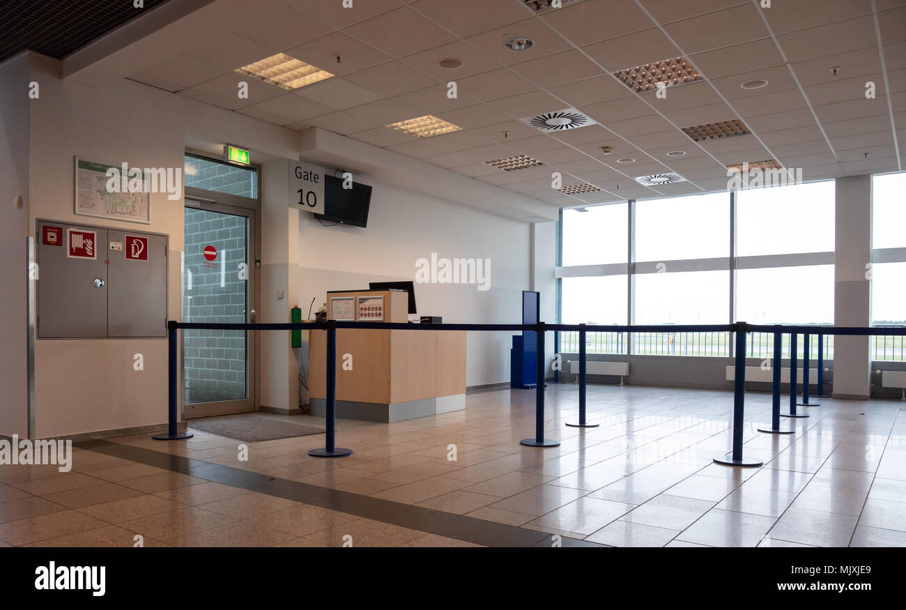 Empty gate hi-res stock photography and images - Alamy