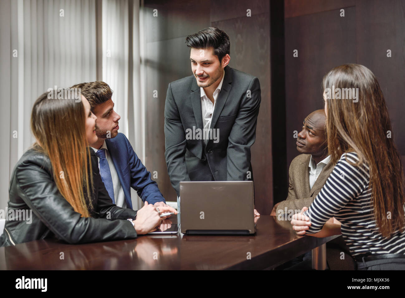 Teamwork businesspeople hi-res stock photography and images - Alamy